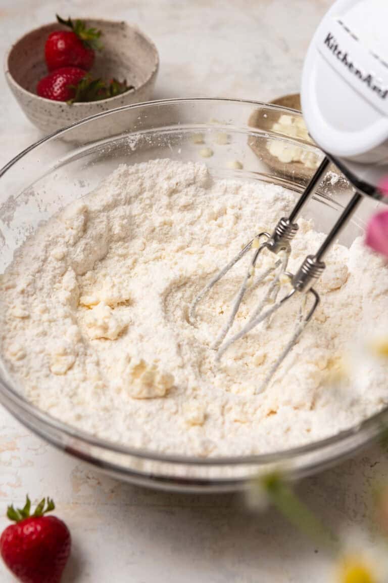 Strawberry White Chocolate Cake – Dollop of Dough